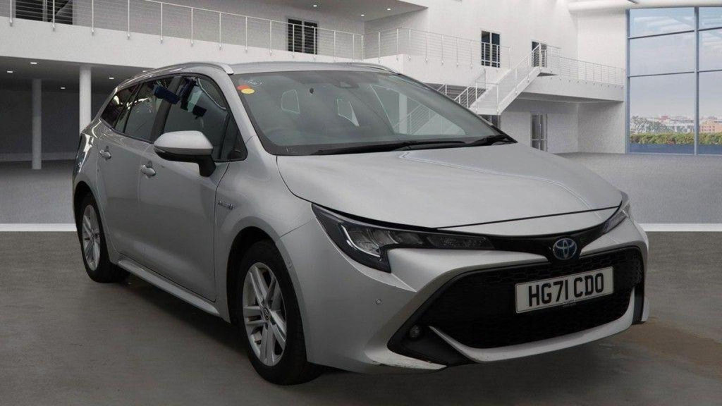 Used TOYOTA COROLLA 2022 Silver for sale - £15990 in Radcliffe, Greater ...